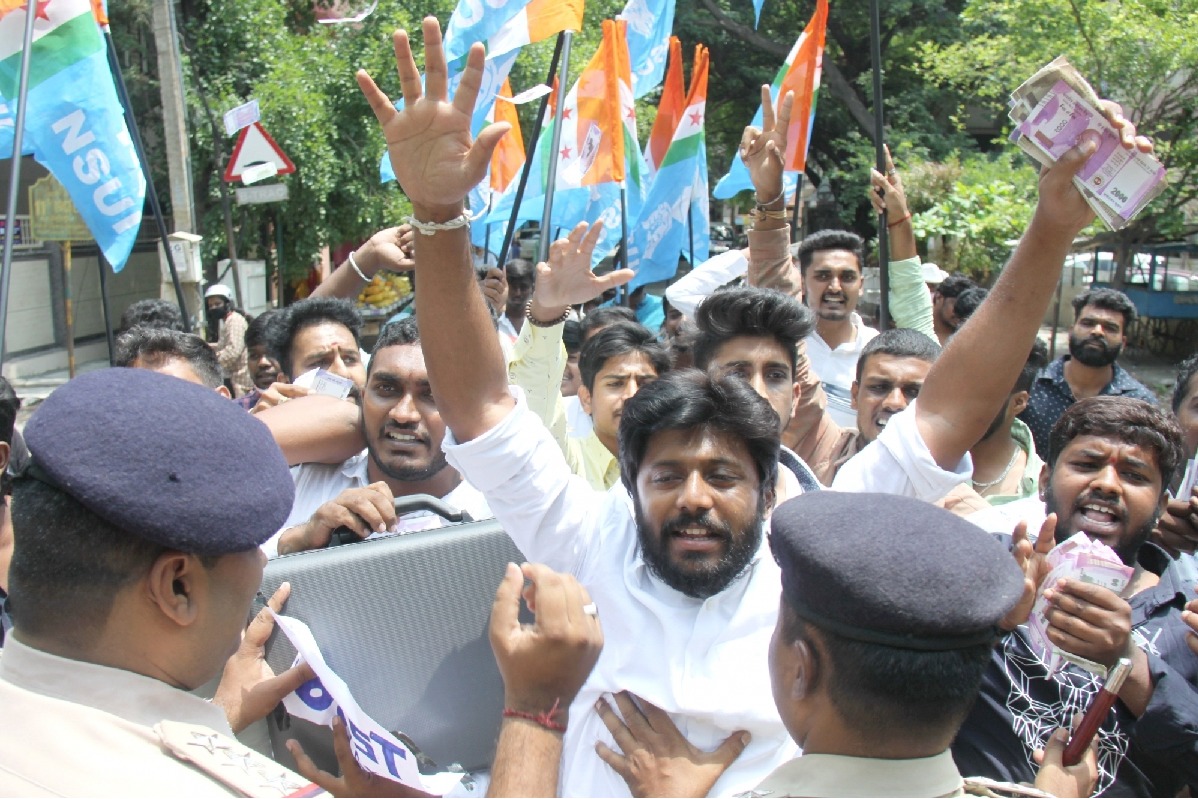 NSUI: NSUI members try to lay siege to Raj..