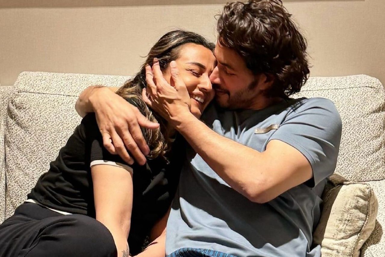 Mahesh Babu Mahesh Babu Holds Wife Namrata Close In New 