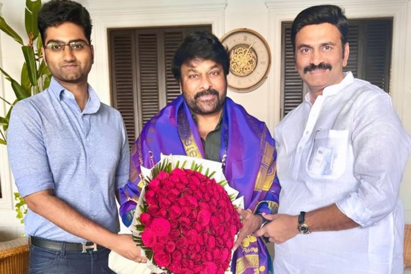 తనయుడితో కలిసి చిరంజీవి నివాసానికి వెళ్లిన ఎంపీ రఘురామకృష్ణరాజు