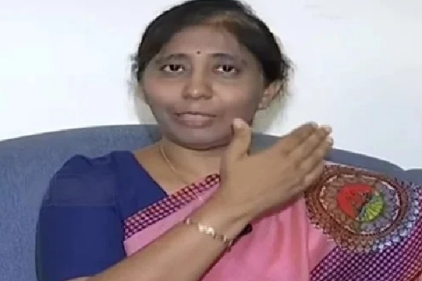 YS Sunitha Reddy: CM Jagan's Injury Treatment Critiqued by Dr. Sunitha..